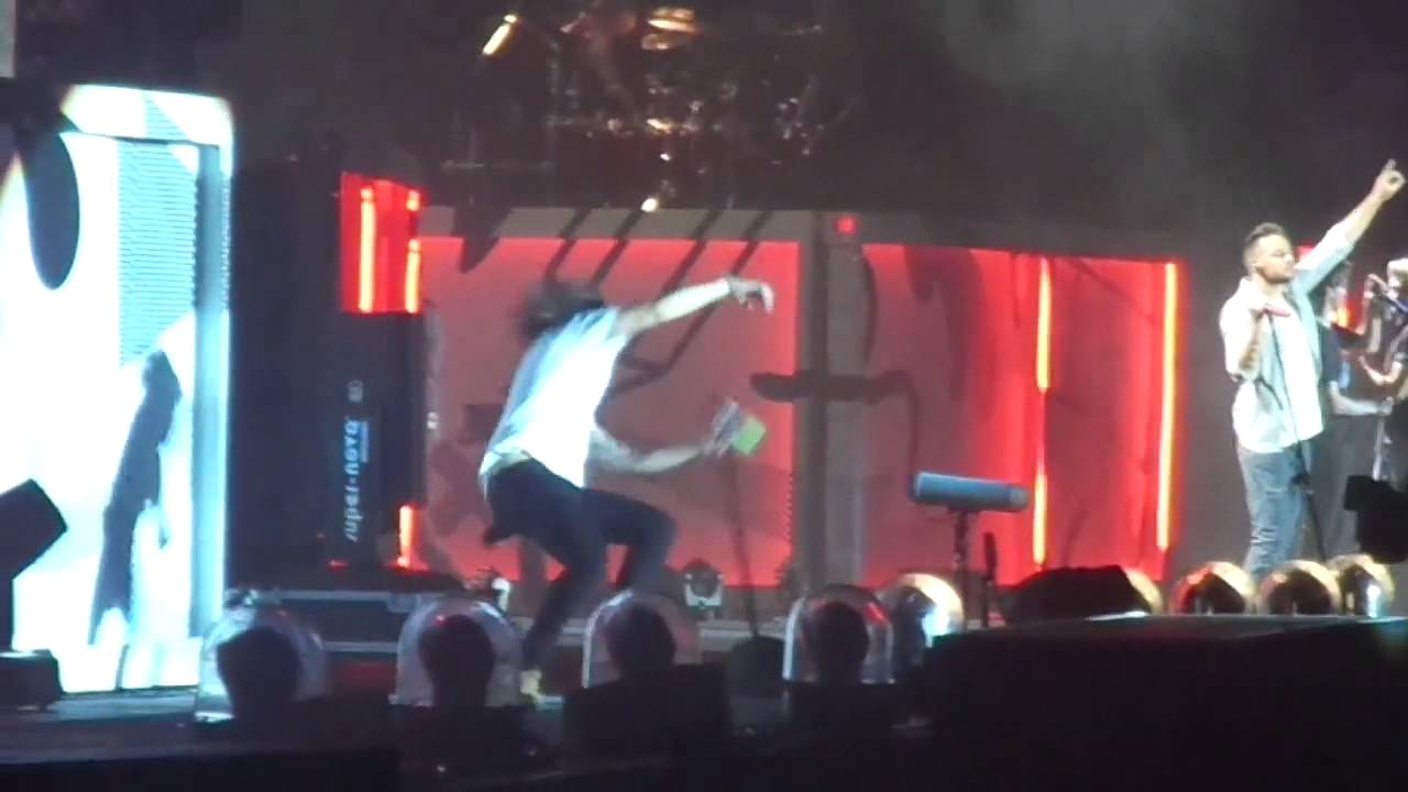 Harry Styles Falls on stage in front of the crowd - YouTube