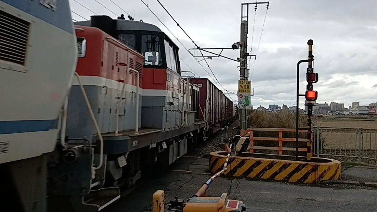 [サメ＋DE10貨物]通過 EF66 124(吹)ﾑﾄﾞDE10 1743(岡)＋コキ21B 2077レ - YouTube
