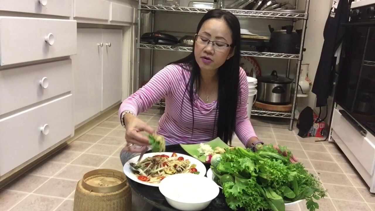 Homemade papaya salad and eating papaya salad. - YouTube