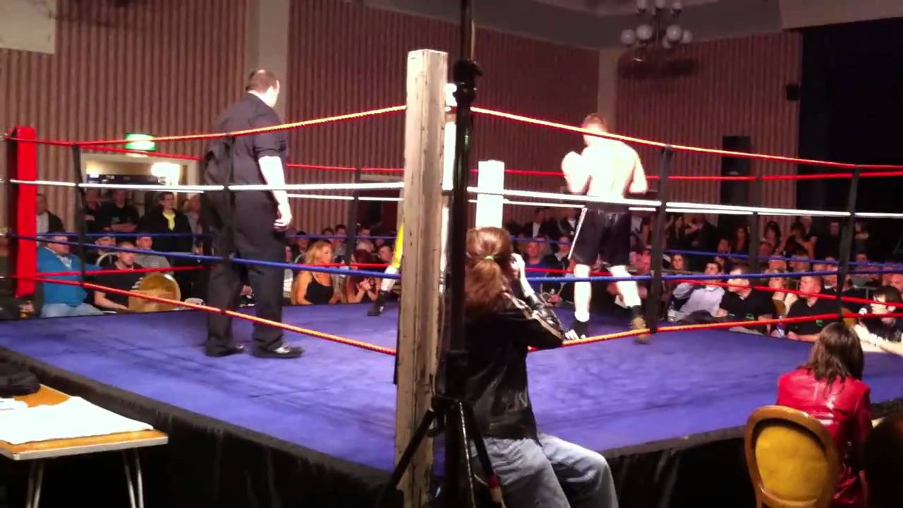 andrew tyler boxing at kings hall,herne bay 19-3-11 - YouTube