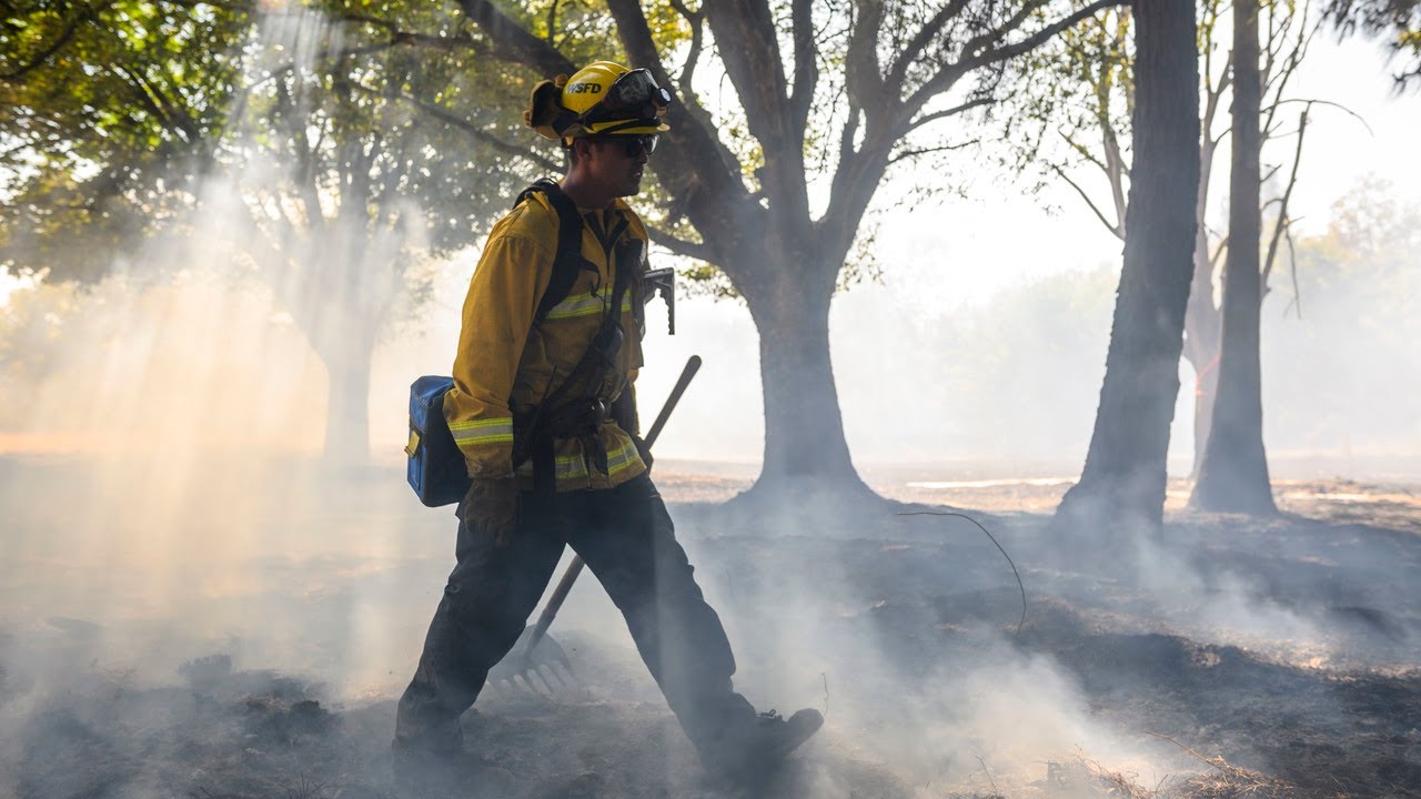 Watch West Sacramento firefighters contain grass fire in city - YouTube