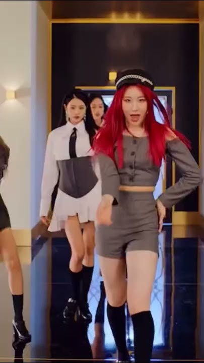 Panorama IZ*ONE vs ITZY - YouTube