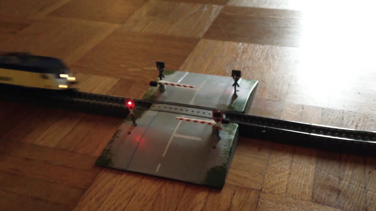 Märklin H0 Bahnübergang und Piko Metronom - YouTube