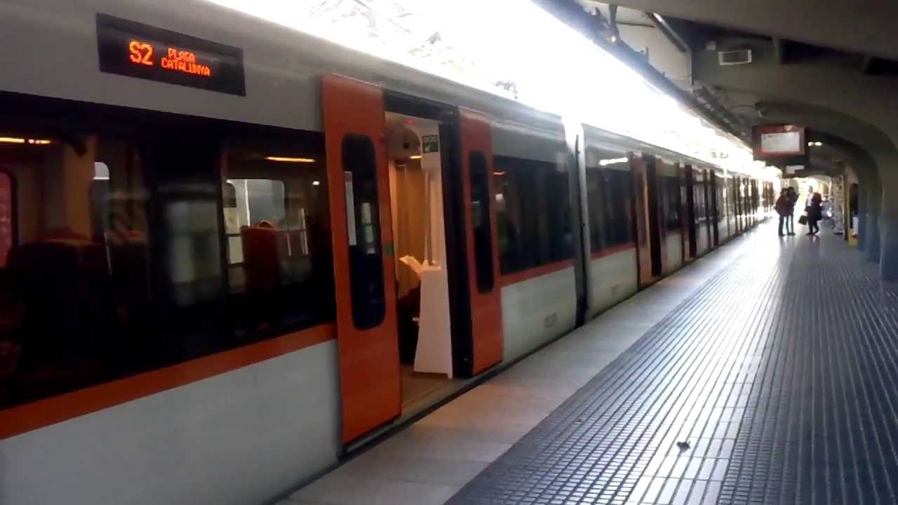 FGC - Unitat 113 efectuant parada a Sant Cugat - YouTube