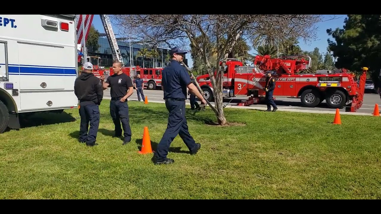 LAFD Heavy Rescue pulls out LAPD Dive Unit... - YouTube