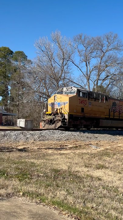 UP 7493, UP 6253, and UP 6158 leads a manifest train southbound on the Lufkin Subdivision - YouTube