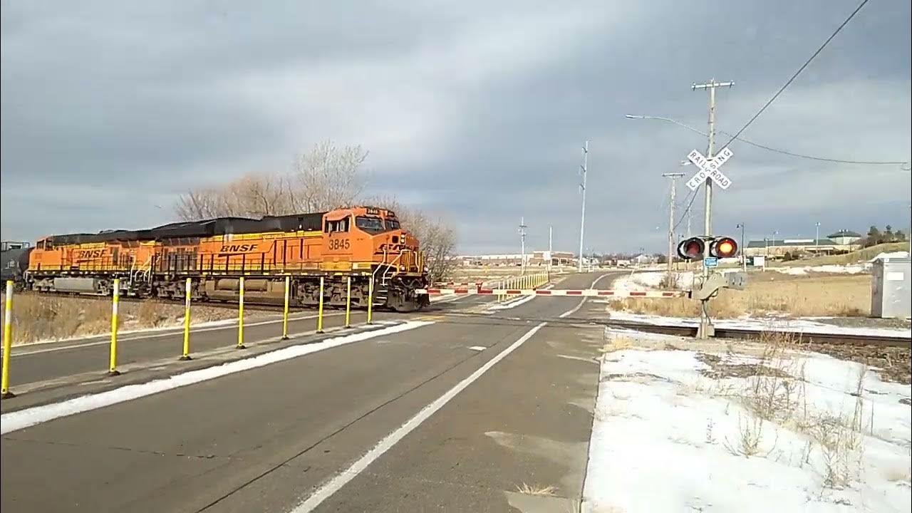 BNSF 3845 East in La Vista, NE 12/28/22 - YouTube
