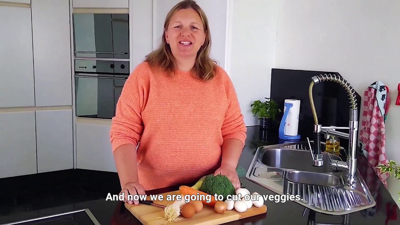 De VUB-resto komt naar jou: gezonde veggie wok - YouTube