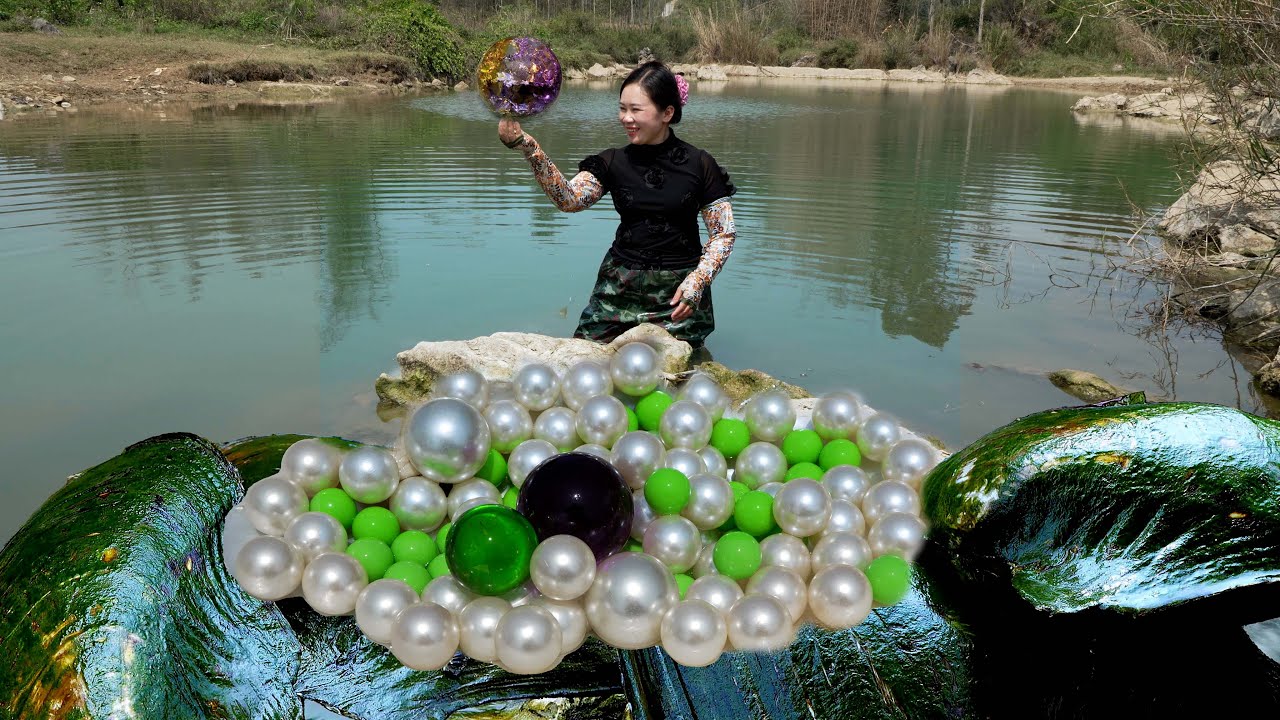 Opening the giant clam, I obtained the largest and most precious pearl ...