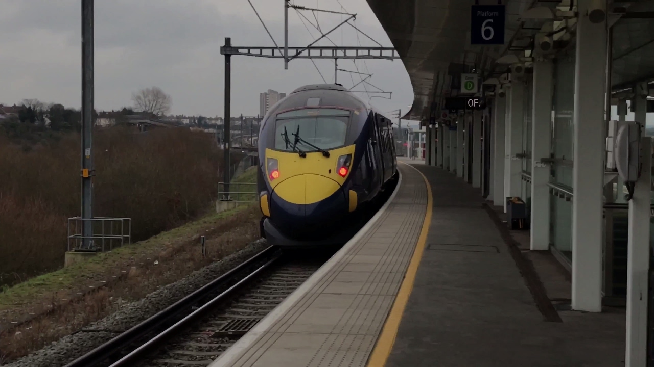 Southeastern Class 395s (Javelin) Entering And Departing From Ebbsfleet ...