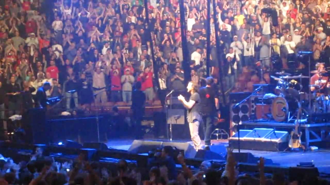 "Crowd we've been waiting for" Pearl Jam Philly 10/30/09 Spectrum - YouTube