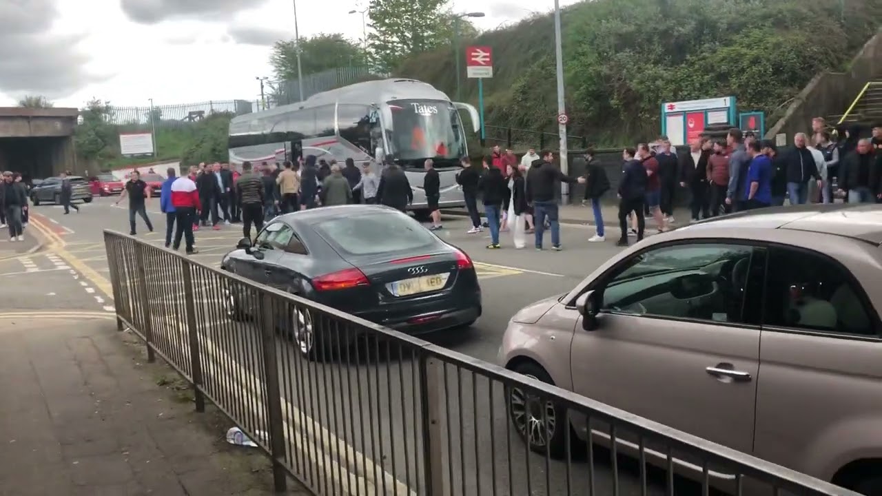 Cardiff v Luton violence/hooligans - YouTube