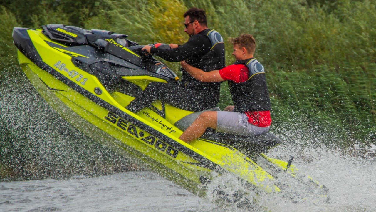 Bank Holiday Jet ski action at Kingsbury water park - YouTube