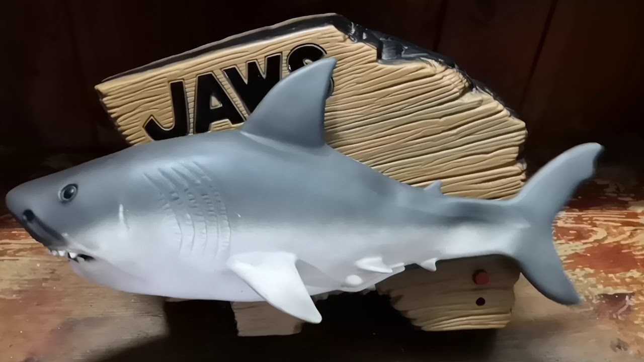 SiNGing ShARk "JAWS". - YouTube