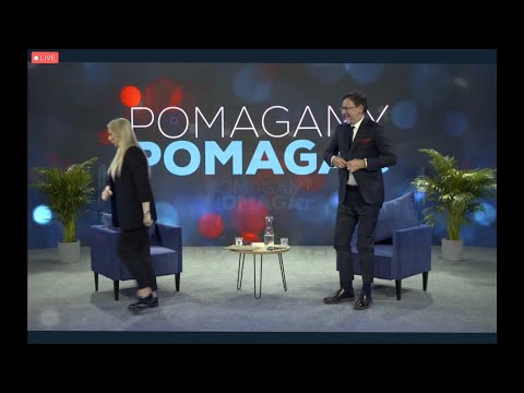 Marzena Rogalska i Jacek Santorski ganiaja się w  studio w koło stołu.