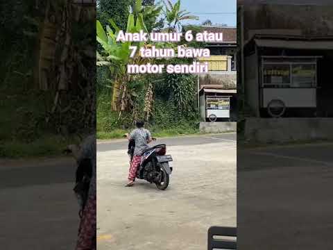 Bocil 6 atau 7 tahun bawa motor sendiri
