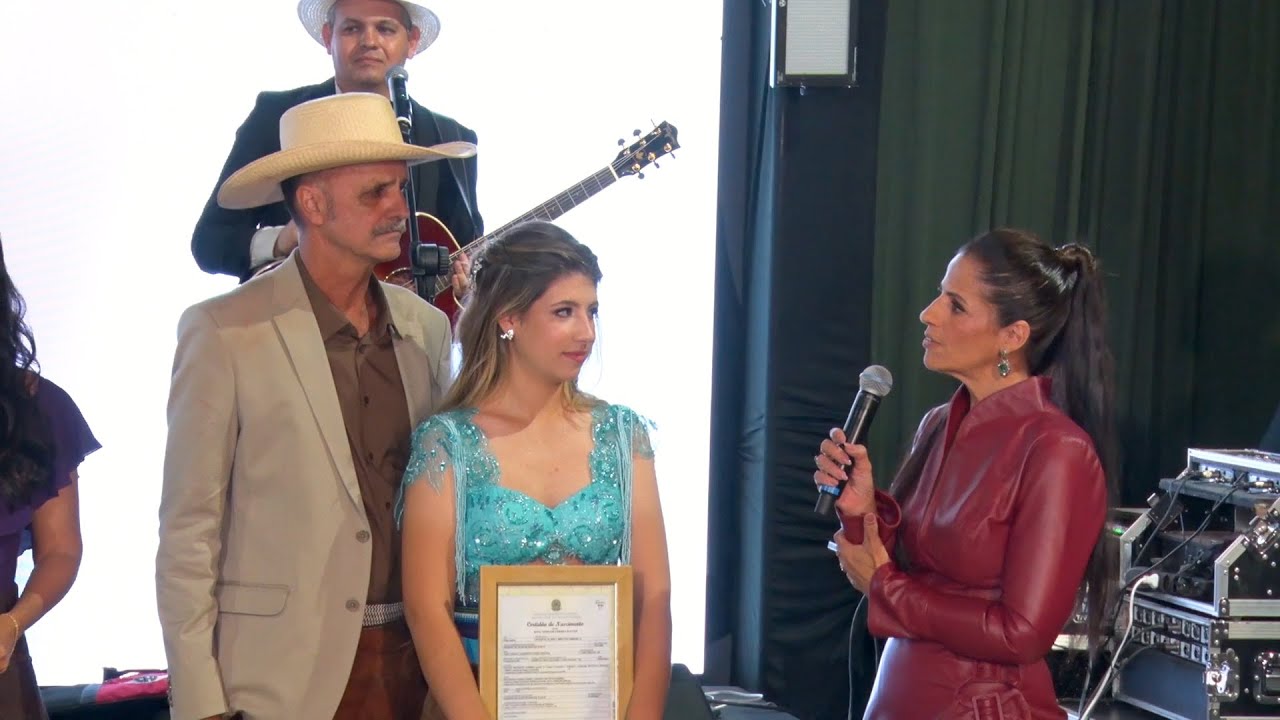 Cultivando as tradições da família, Anna Bacchi comemora seus 15 anos ...