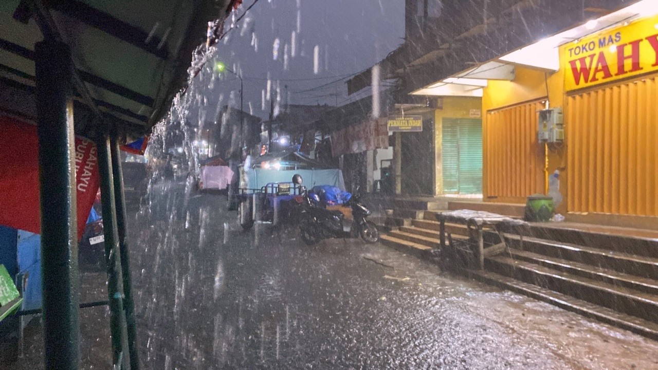 Rain Won’t Stop Them: Daily Struggles in A Local Market | Life is Hard ...