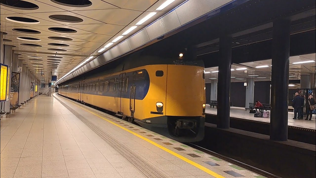 icm 4244 en icm 4011 komen aan in Schiphol Airport. - YouTube