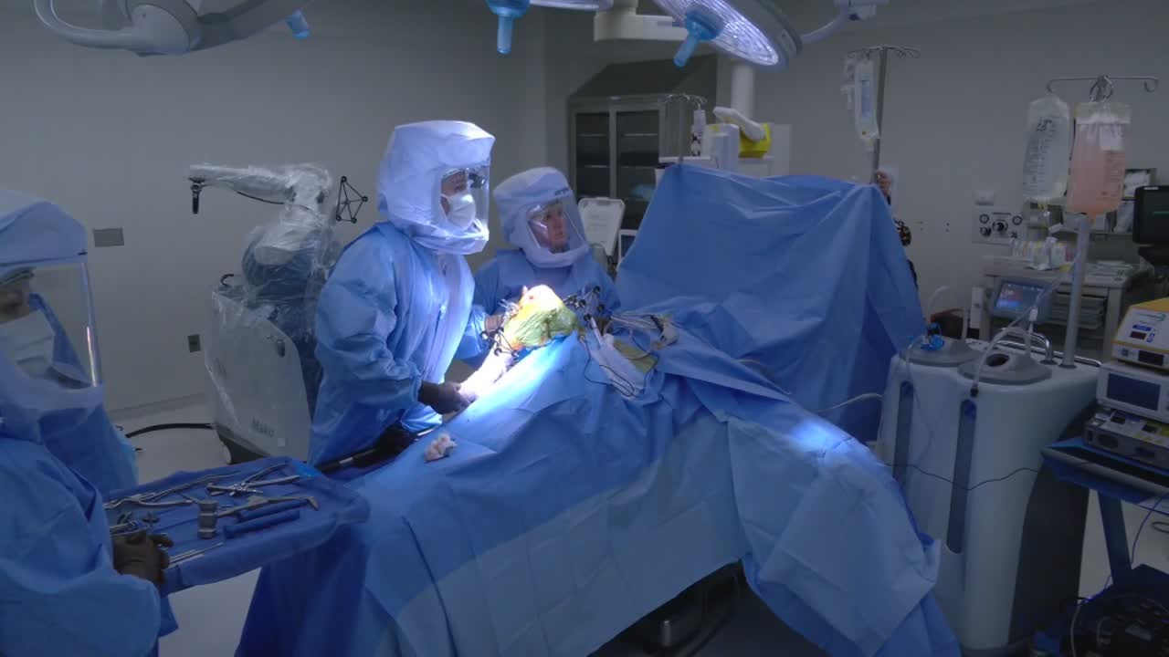 OKC Surgeon Completes 1,000 Surgeries With Robotic Arm - YouTube
