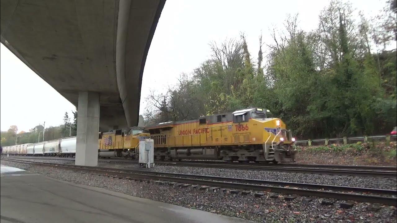 (Southbound) UP 7866 leads a Mixed Freight Train through Ruston Way. - YouTube