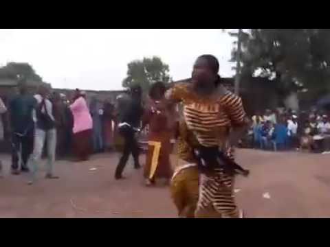 Afrikalı qadının azərbaycanlı rəqsi oynaması