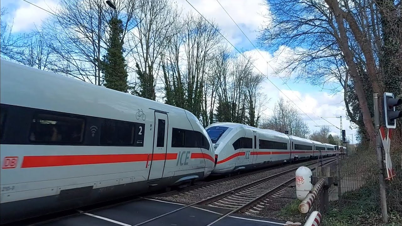Bahnübergang im Krugfeld Hildesheim Züge am Donnerstag 28.3.2024 ICE 4 ...