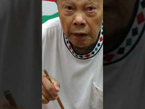 Akong makan mie instan