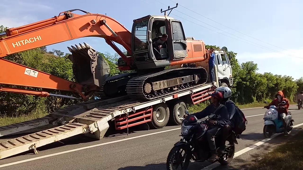 Mobilisasi Excavator Hitachi - YouTube