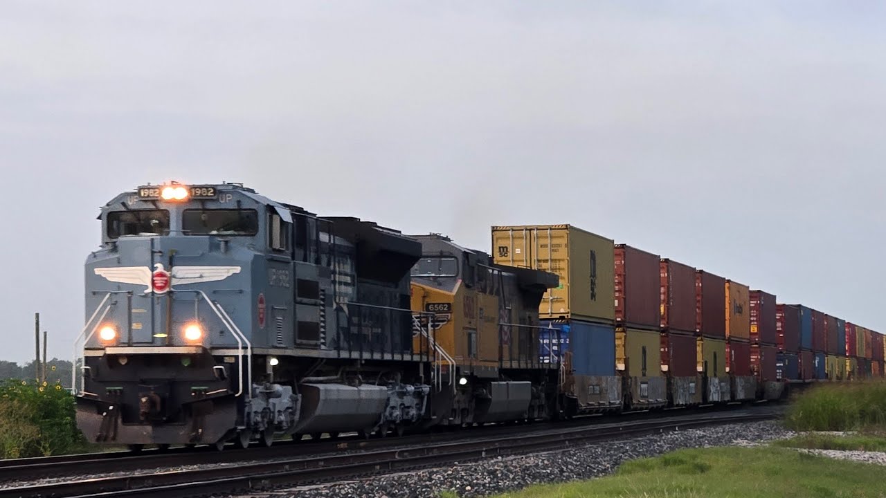 Union Pacific Heritage Unit 1982 leads MLDDI north through Granger ...
