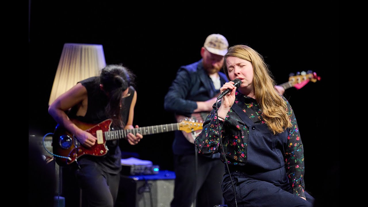 Emma Frank - "The Table" @ musig im pflegidach, Muri - YouTube