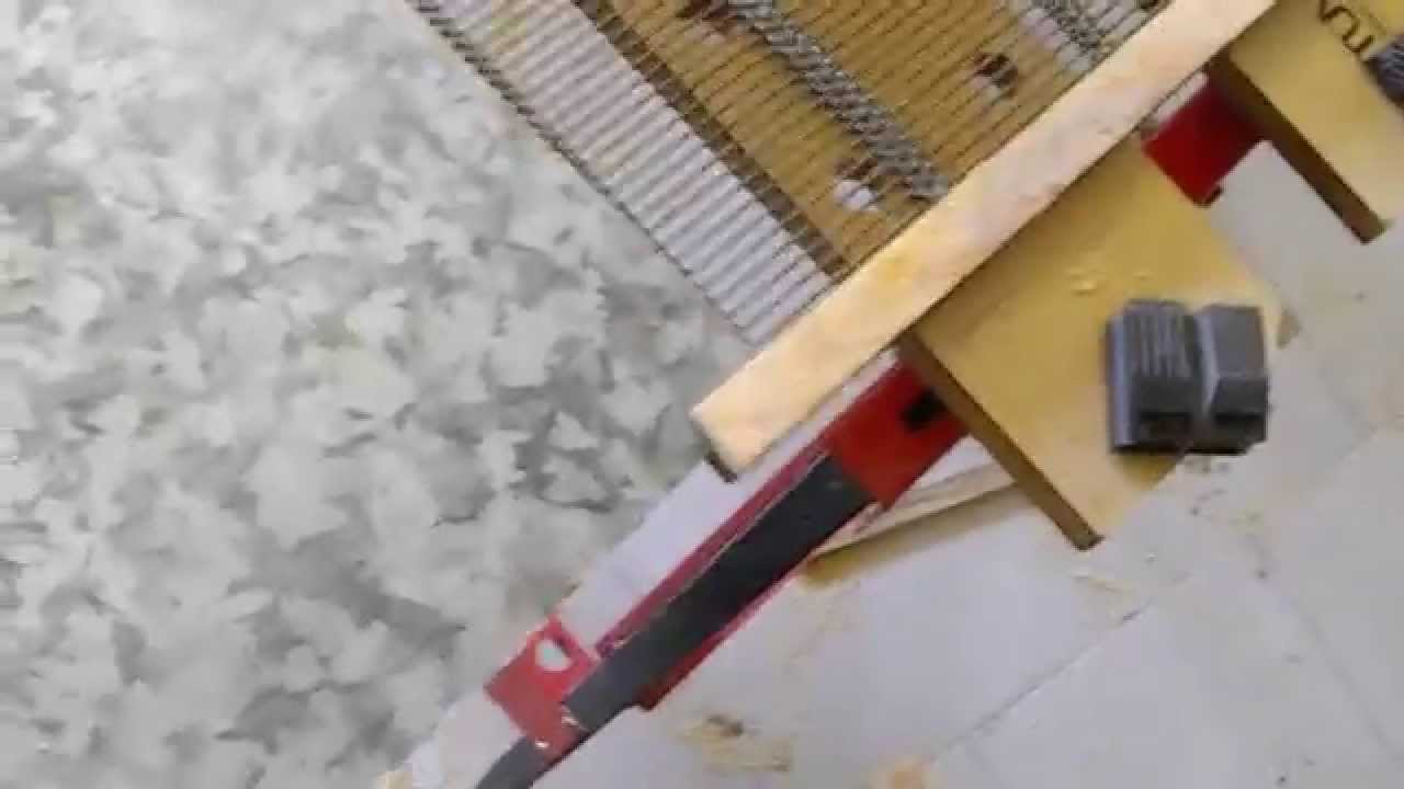 Queen rearing - Cloake board I - YouTube