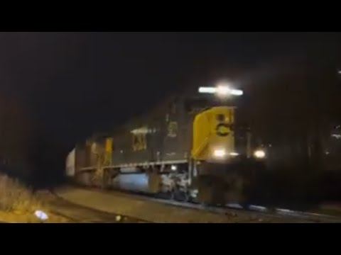 CSX 4571 SD70MACe leads CSX M410 through Piscataway,NJ - YouTube