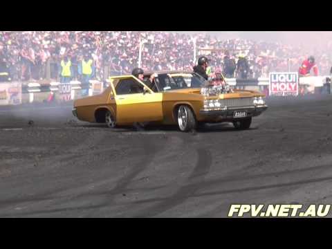 BLOWN V8 HOLDEN STATESMAN ( BIG V8 ) BURNOUT AT SUMMERNATS 25
