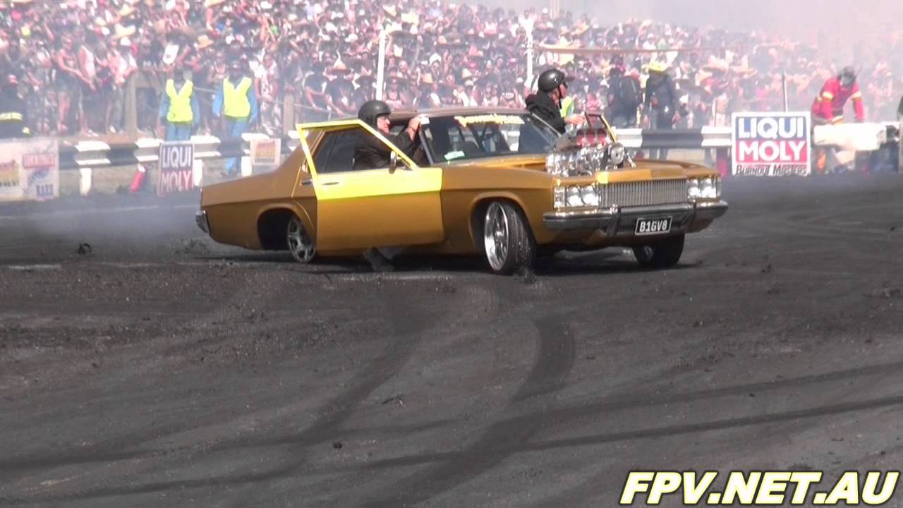 BLOWN V8 HOLDEN STATESMAN ( BIG V8 ) BURNOUT AT SUMMERNATS 25 - YouTube