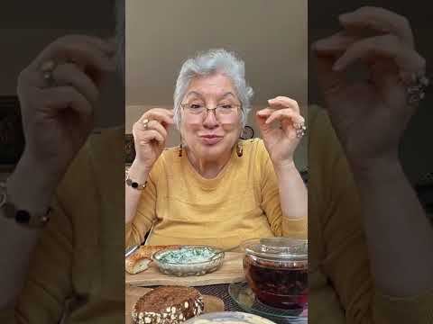 صبحانه ناهار امروز با شما 💞 فلد سالاد در عسل و ماست و نمک فلفل با نون سمیت و پنیر و زیتون و ... ☕️🫒 