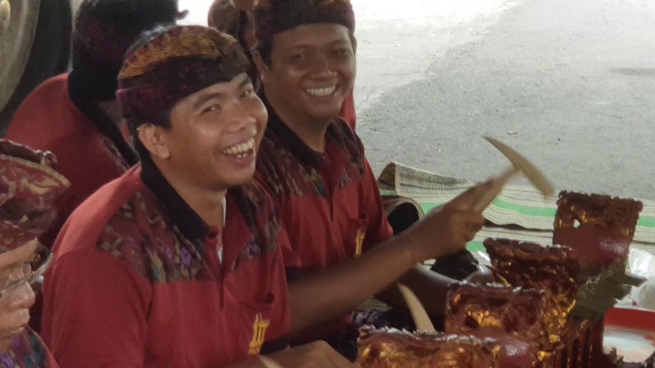Tabuh PeLawasan Angklung Padma Sari Kr.Kecicang Cakra SeLatan - YouTube