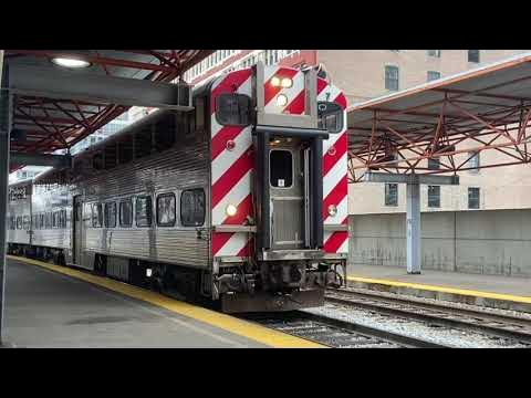 Metra 184 pulls into LaSalle street station - YouTube