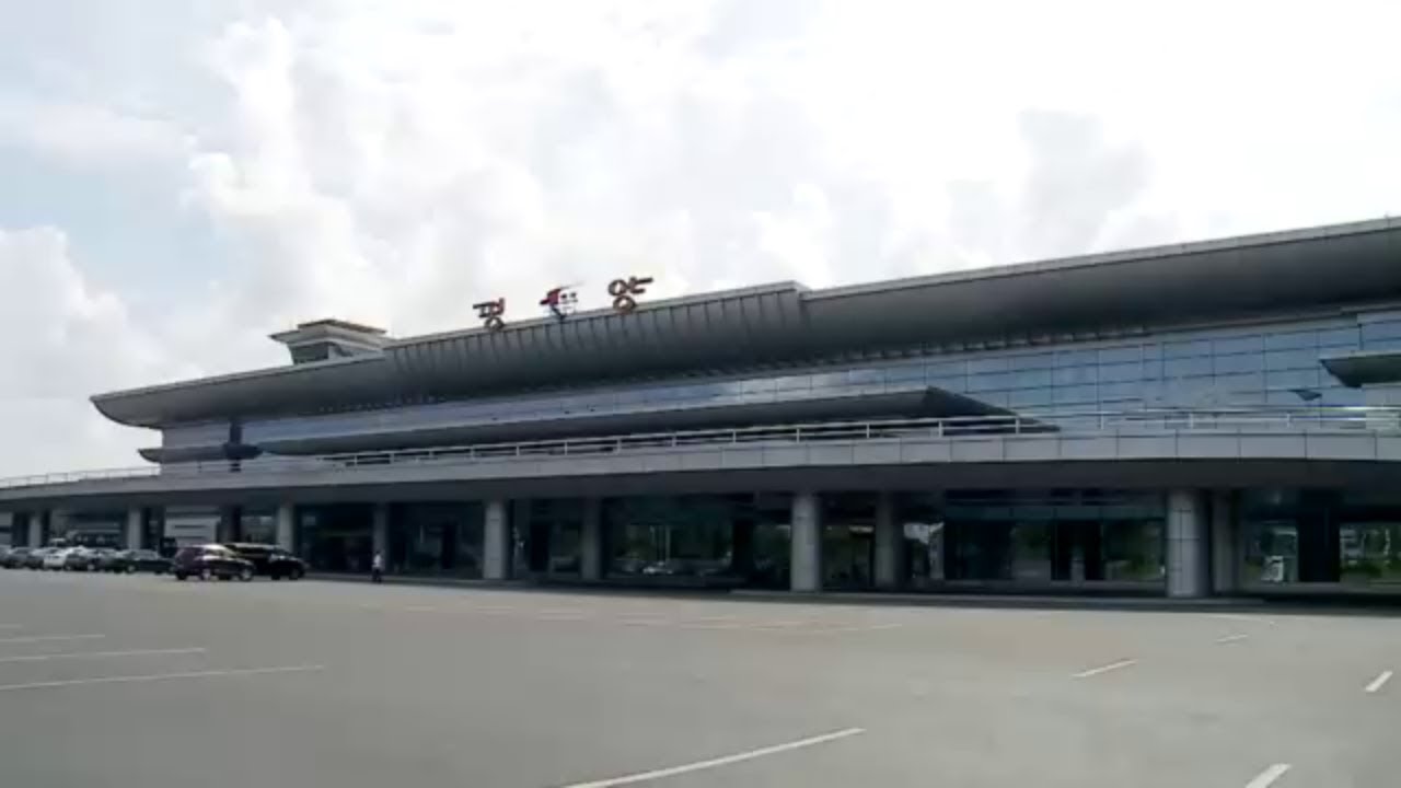 Swedish Delegation Arrives in Pyongyang - YouTube