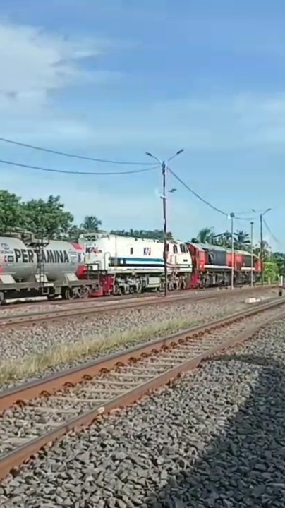 DETIK - DETIK TRIPLE TRAKSI LOKOMOTIF CC 202 DAN CC 204 MENGHELA KERETA ...