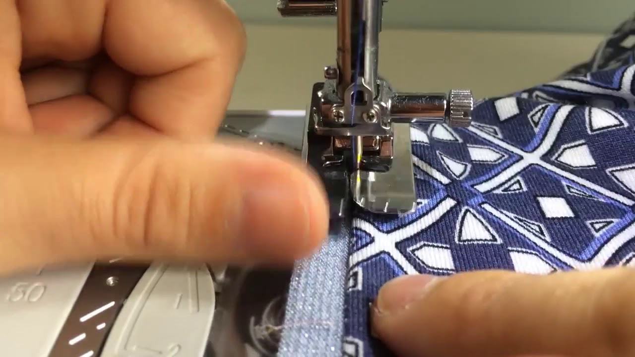 Tuto couture: le pied presseur à surpiquer - YouTube