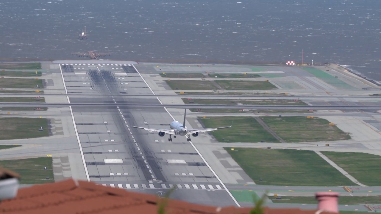 SFO Landing 01R - 757-200 visible tip vortices! - YouTube