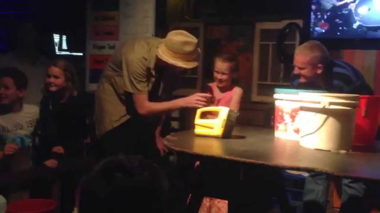 Sasha racing cane toads in Port Douglas - YouTube