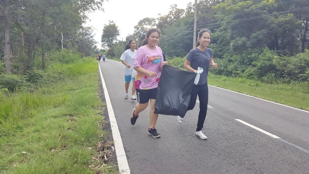 นศ.ม.อุบลฯ วิ่งเทรนด์ใหม่ Plogging Run จิตอาสาวิ่งไปเก็บขยะไป ใส่ใจสิ่งแวดล้อม - YouTube