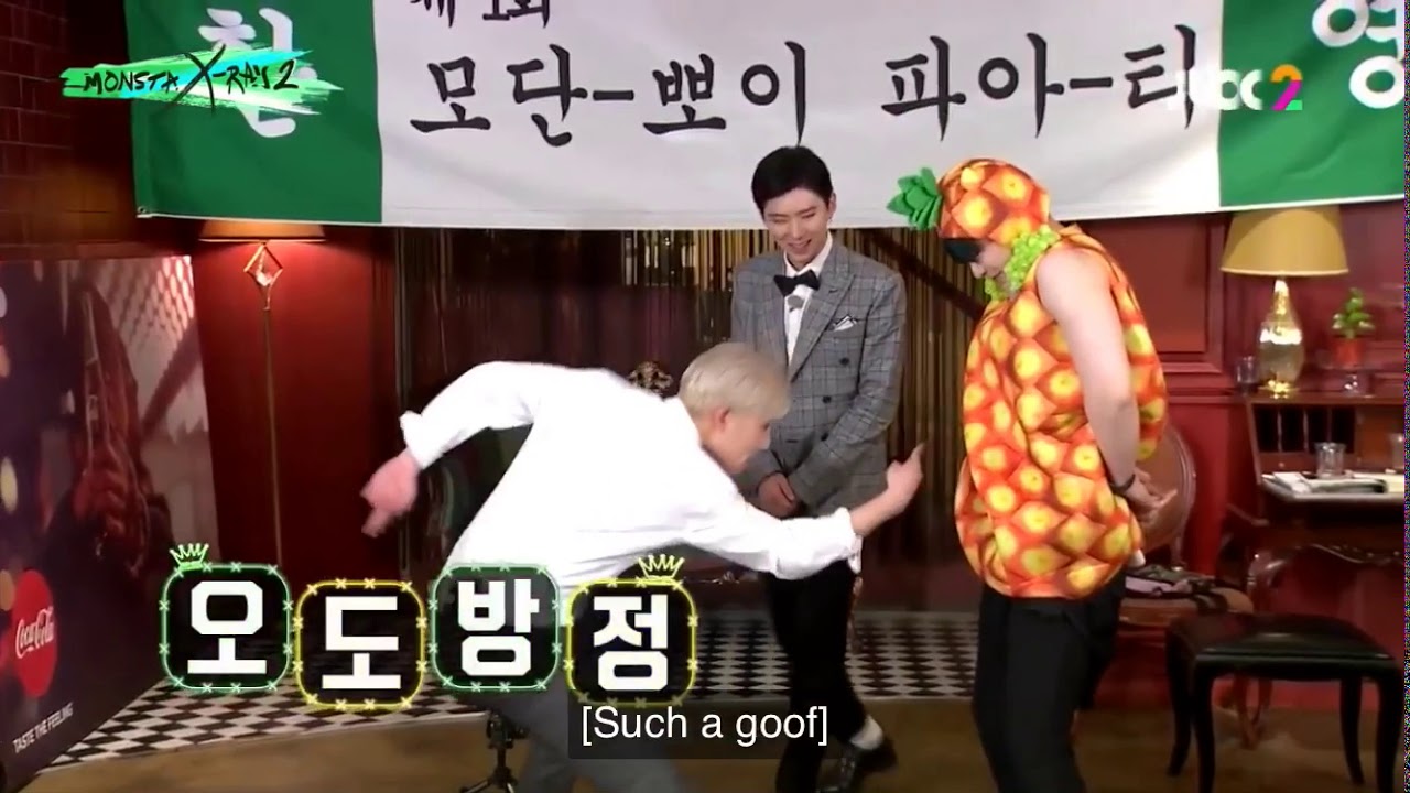 jooheon and wonho playing the bellybutton game - YouTube