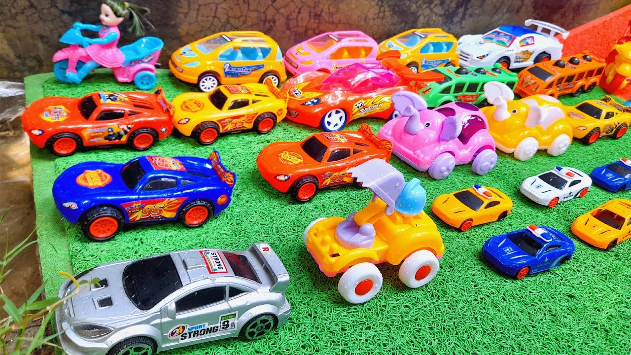 Lot's of Toy Car, minicars & Disney car convoys! Play in the garden ...