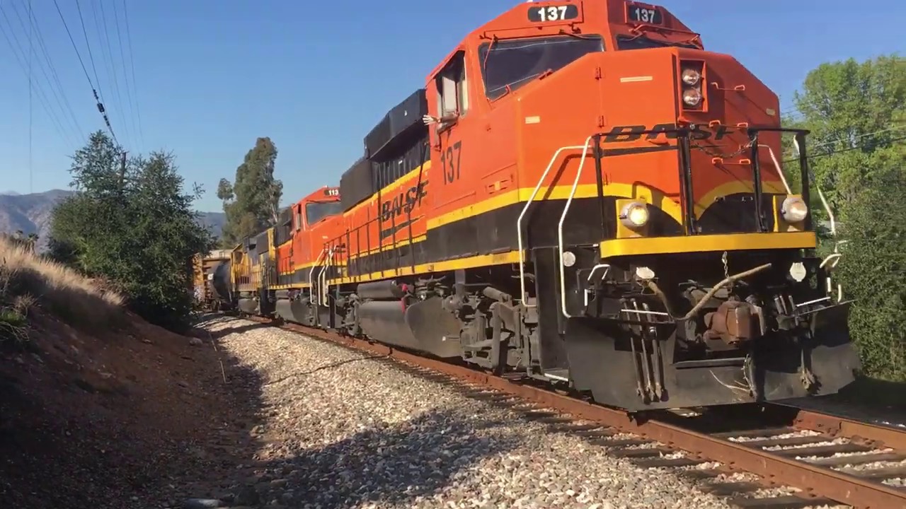 BNSF 137 Gives a Nice Horn Show Leading the BNSF Pasadena Local 2-6-2020 - YouTube