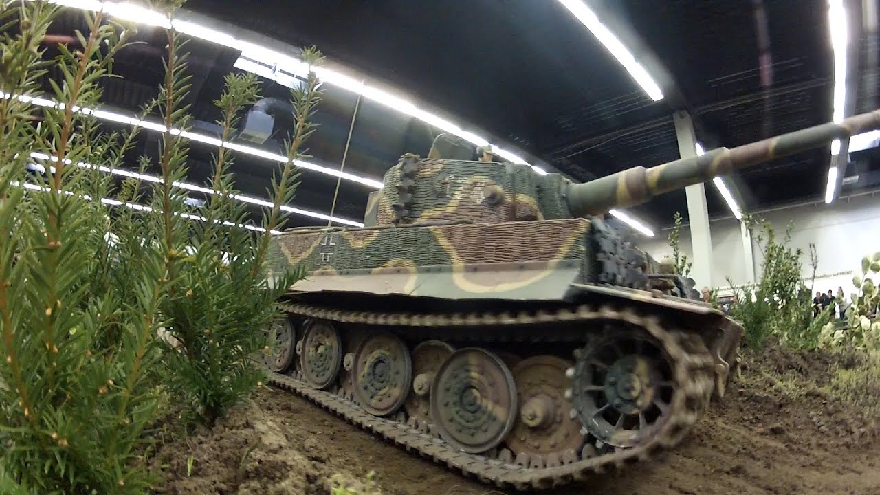 Big RC tanks + Military Police on battlefield - Grosse Panzer Modelle ...