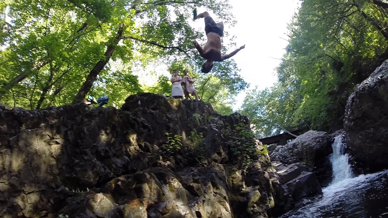 Cliff Jumping In Devils Hole - YouTube