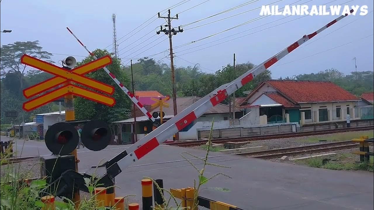 Kompilasi Kereta Api Di Palang Pintu Perlintasan KA | Railroad Crossing | Desember2024 - YouTube